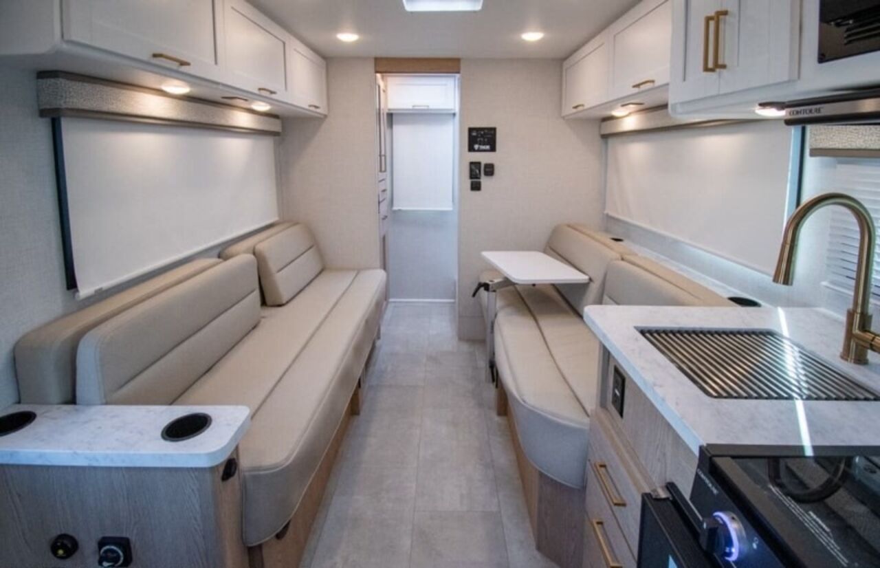 Wohnmobile Kanada, Meridian RV Rentals: Motorhome C-SMALL | CANUSA