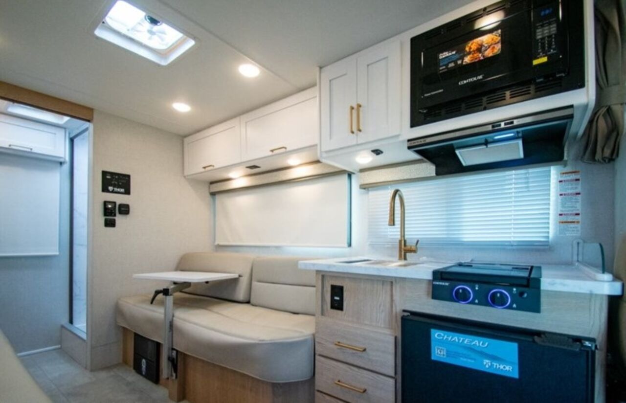 Wohnmobile Kanada, Meridian RV Rentals: Motorhome C-SMALL | CANUSA
