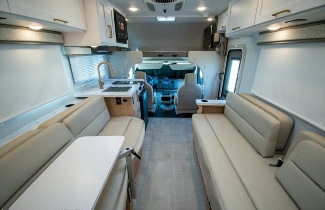 Wohnmobile Kanada, Meridian RV Rentals: Motorhome C-SMALL | CANUSA